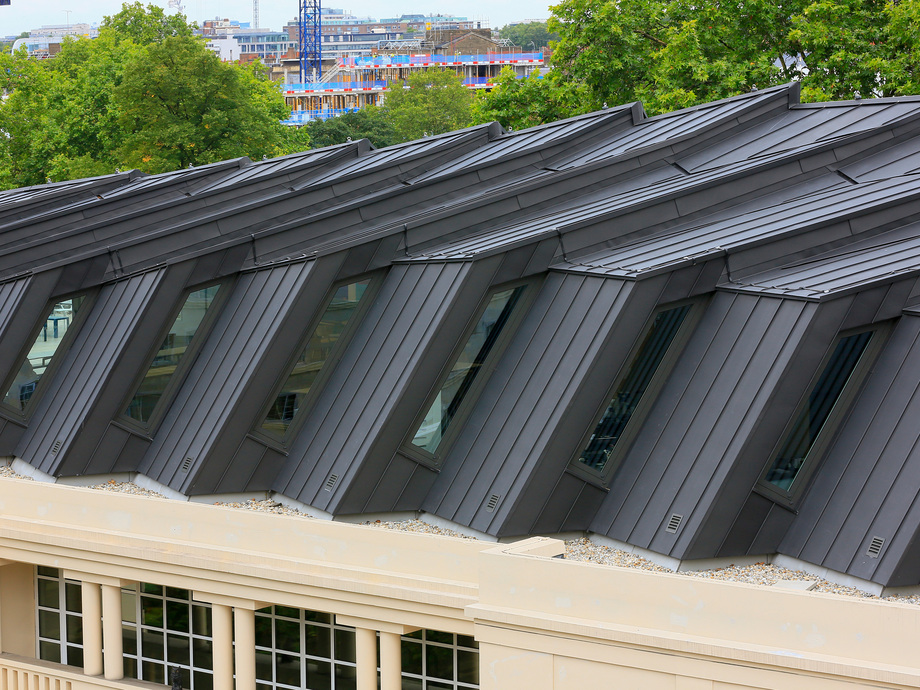 Komplexe Dachform mit Zink - BAUMETALL