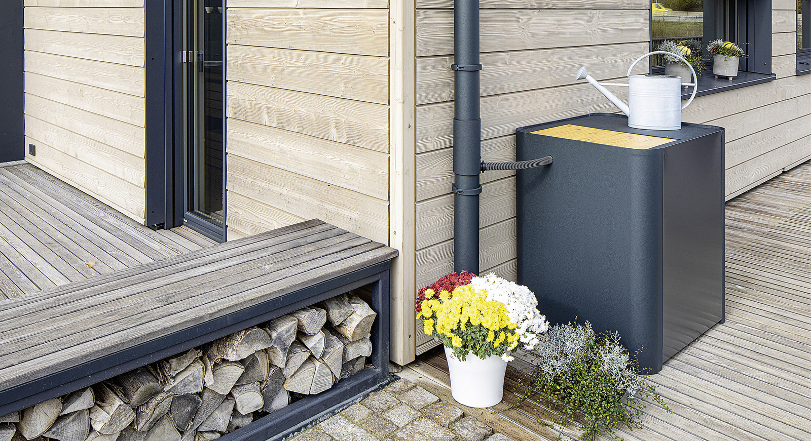 Design-Regentonne und Rohrschelle von ­Grömo﻿